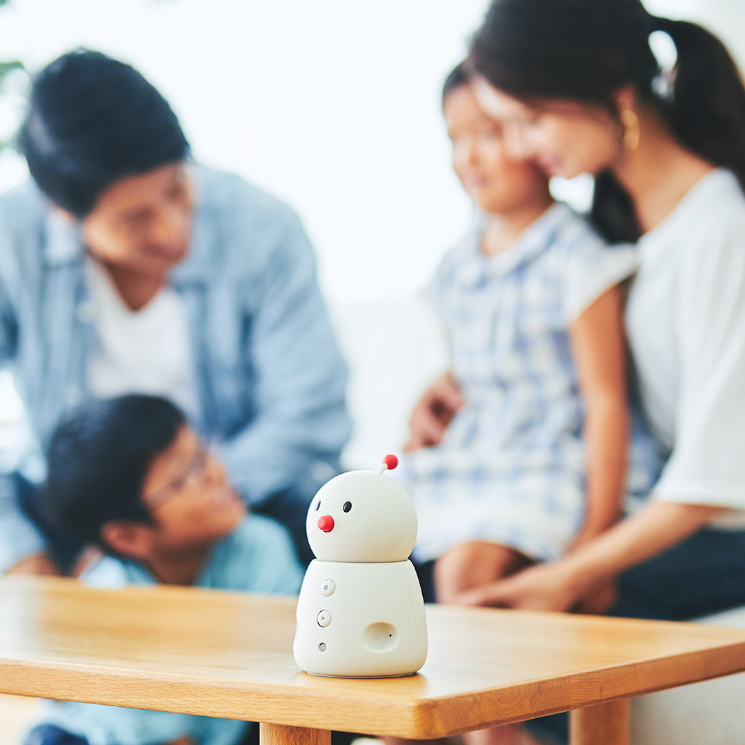 【公式】BOCCO emo｜照れたり、そわそわしたり、ムッとしたり。どこか懐かしい未来のファミリーロボット（ボッコ エモ）