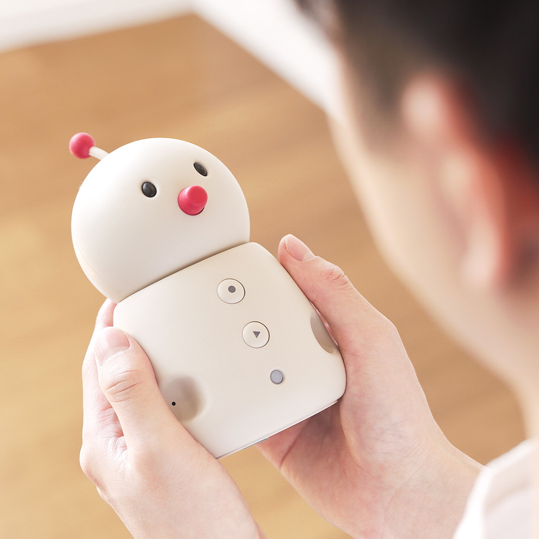 【公式】BOCCO emo｜照れたり、そわそわしたり、ムッとしたり。どこか懐かしい未来のファミリーロボット（ボッコ エモ）
